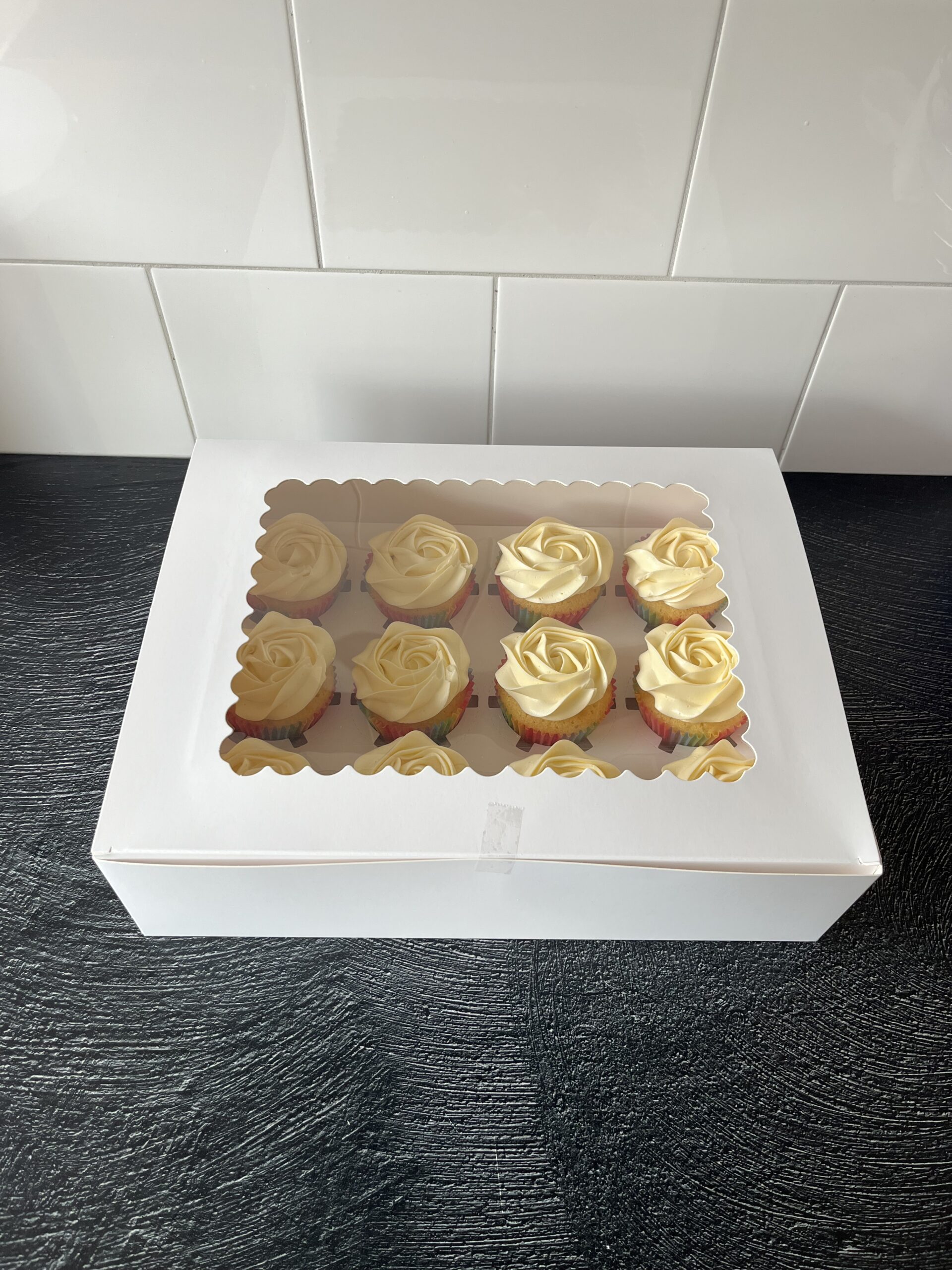 Cupcake doos budget 12 gaten. - Fardau's Taarten Plus